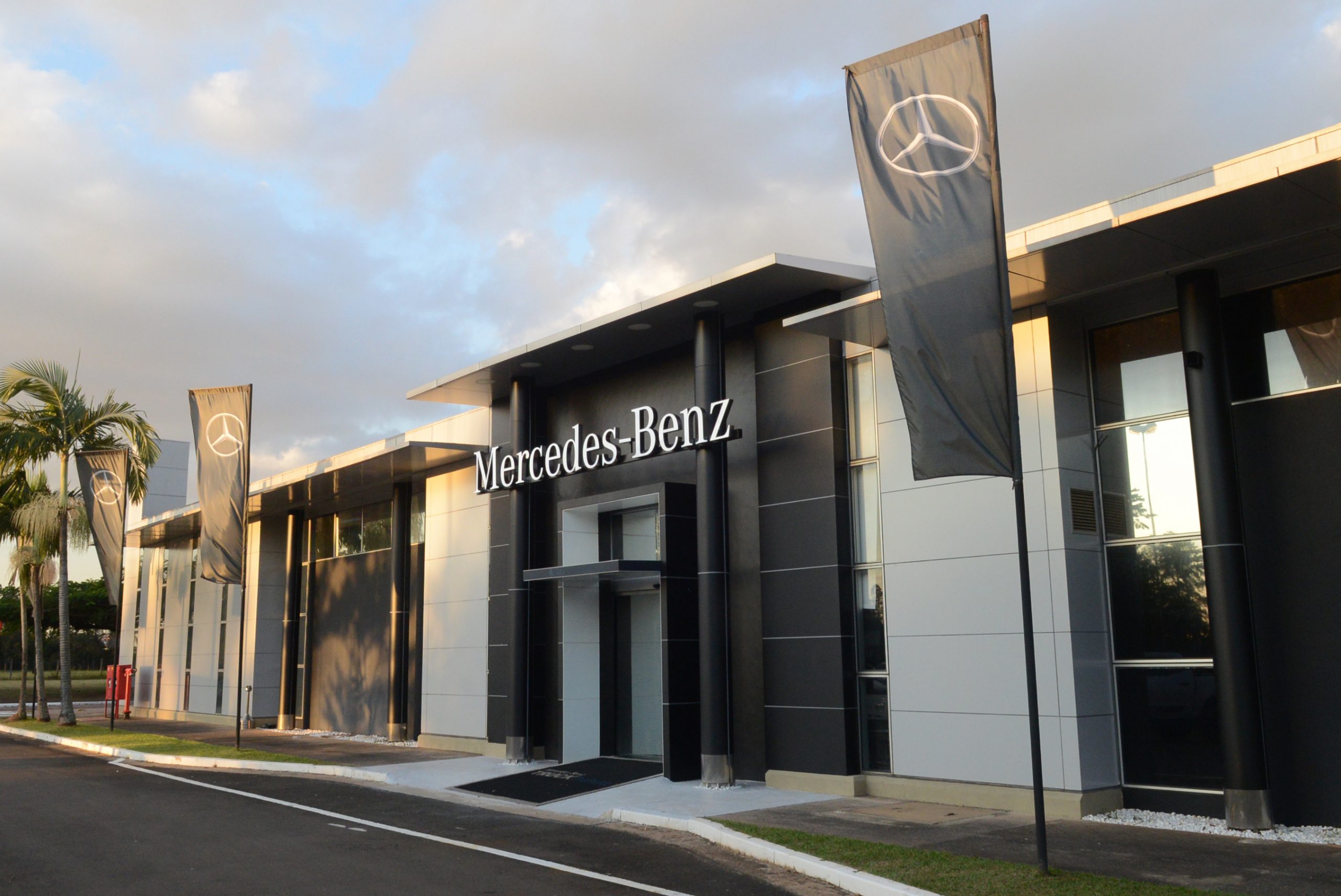 Mercedes-Benz: há 65 anos acompanhando seus clientes de norte a sul do ...