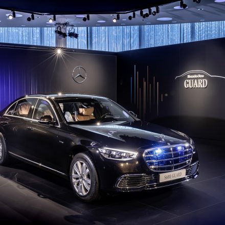 Mercedes-Benz apresenta o novo S 680 Guard, sedã blindado com tração ...