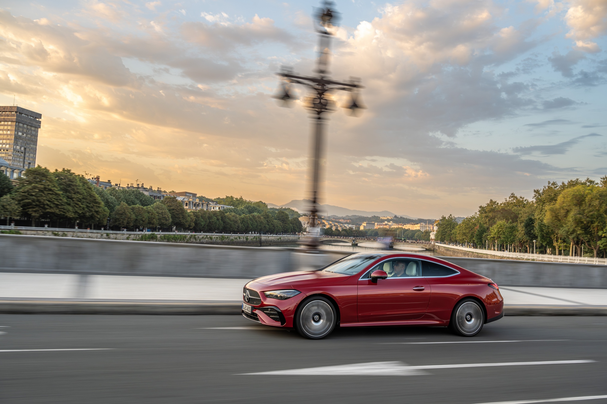 NOVAS FOTOS: CLE 300 4MATIC EM MANUFAKTUR PATAGÔNIA VERMELHO - Mercedes ...