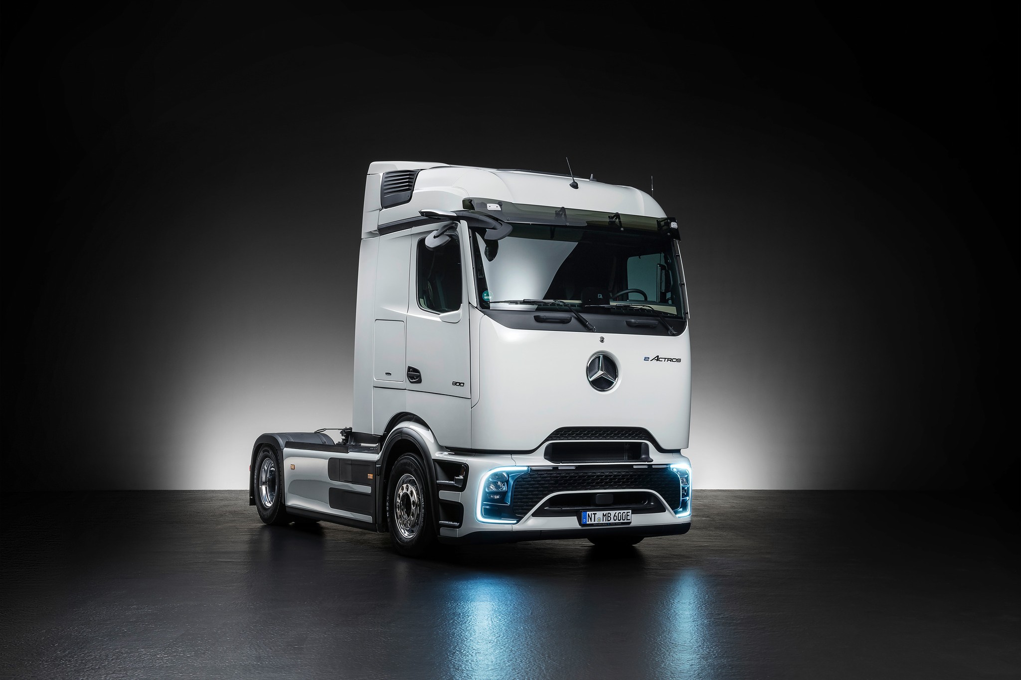 O VISUAL AERODINÂMICO DA CABINE DO EACTROS 600 - Mercedes Magazine
