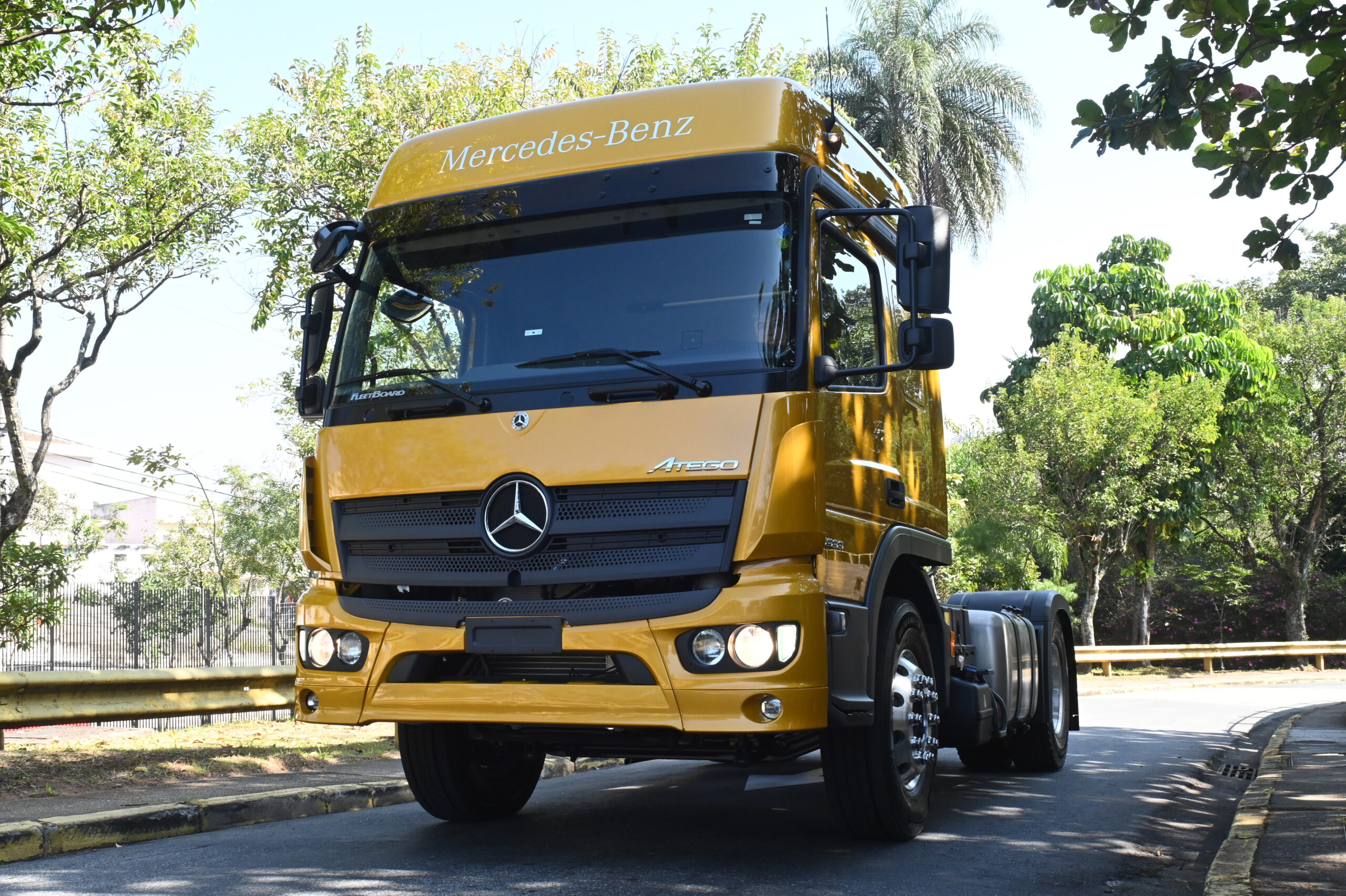 Mercedes-Benz amplia a família de caminhões extrapesados Atego ...