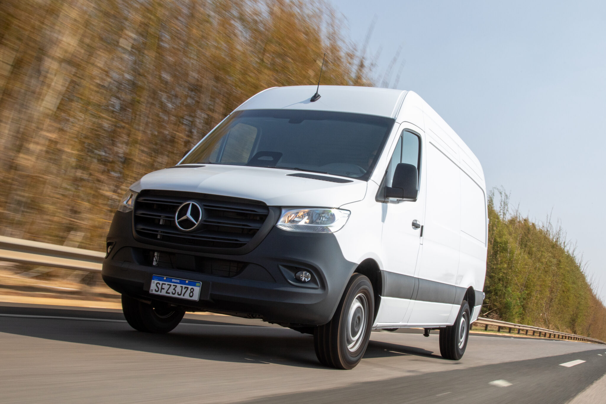 Mercedes-Benz lança linha Sprinter atualizada e mais tecnologico no ...