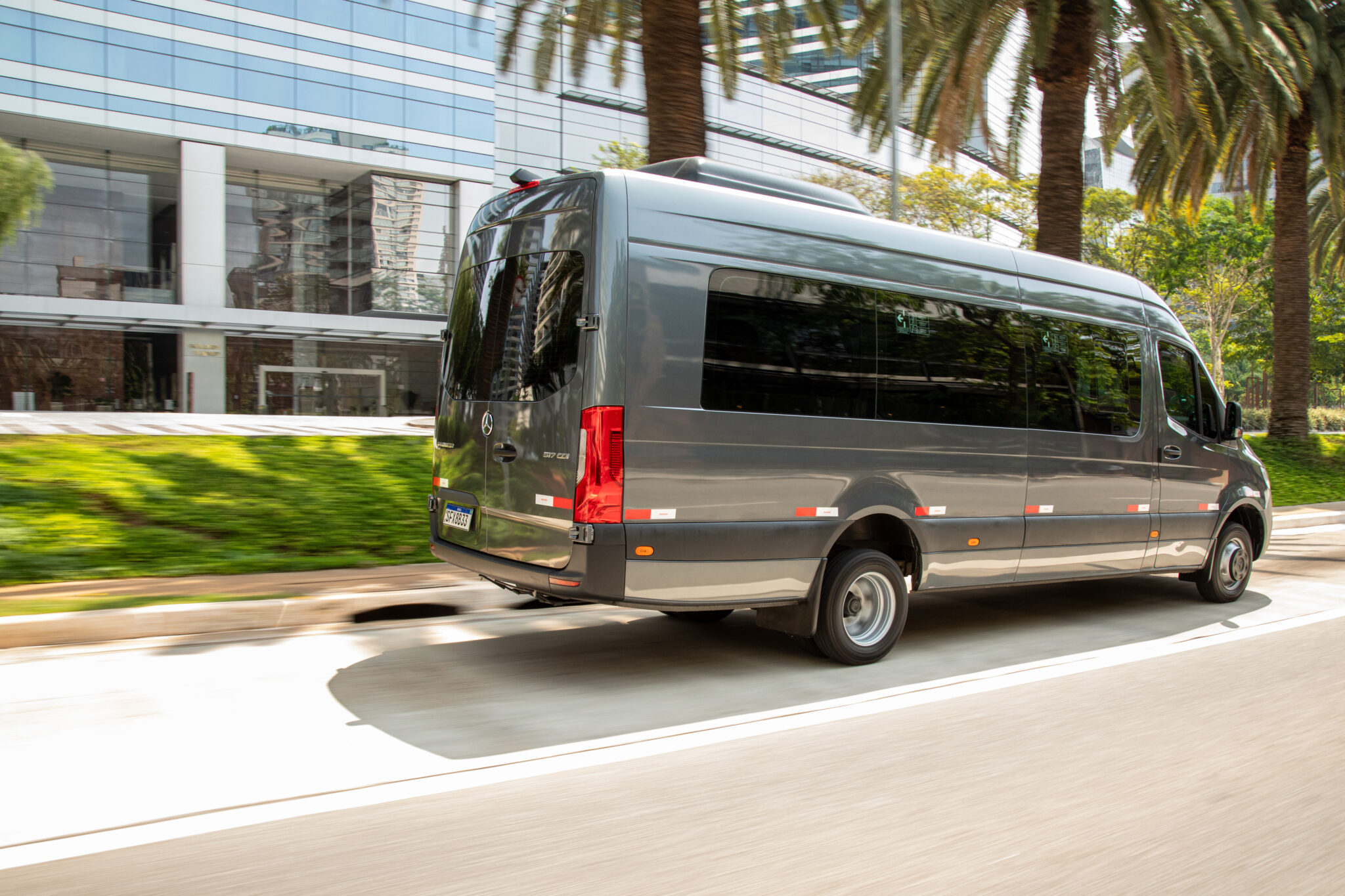 Mercedes-Benz lança linha Sprinter atualizada e mais tecnologico no ...