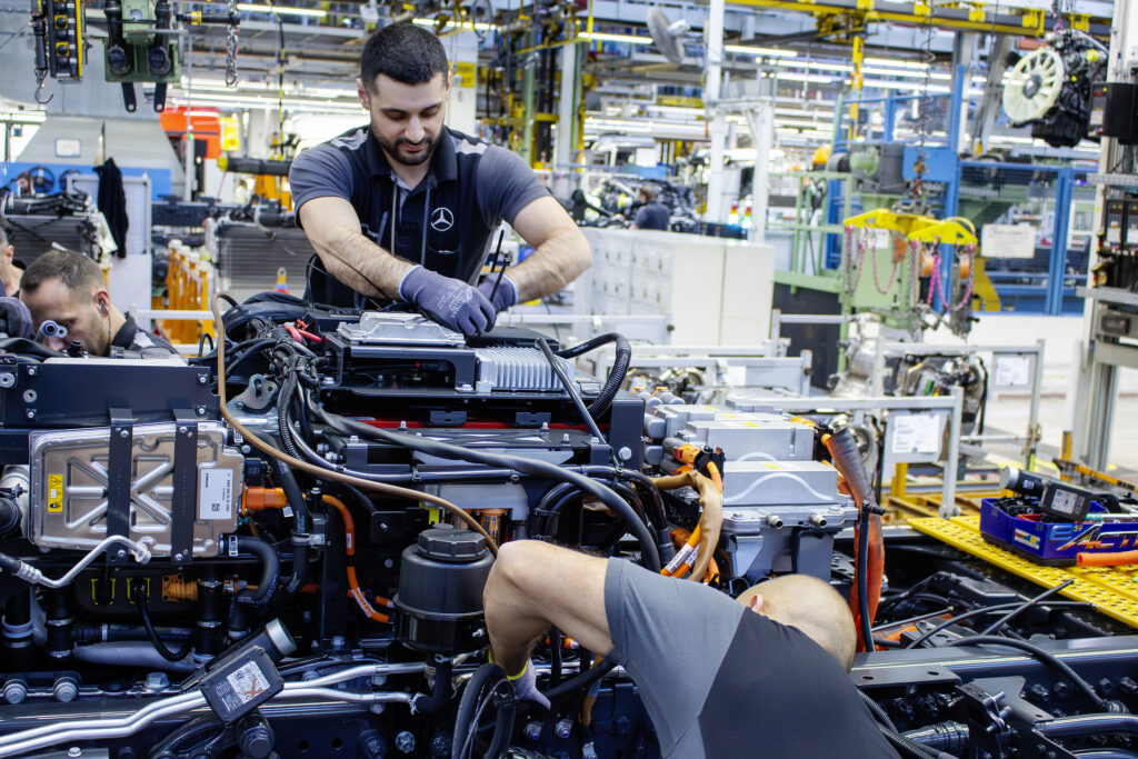 Mercedes-Benz Trucks inicia a produção da nova geração eActros 400 ...